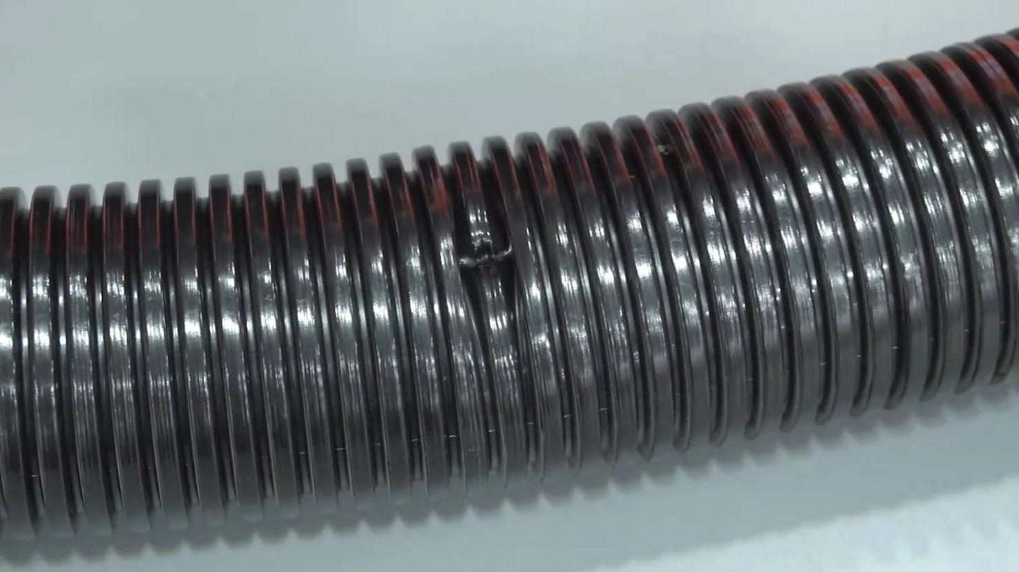 triflex® R 多轴拖链与波纹管的比较 - 易格斯官网