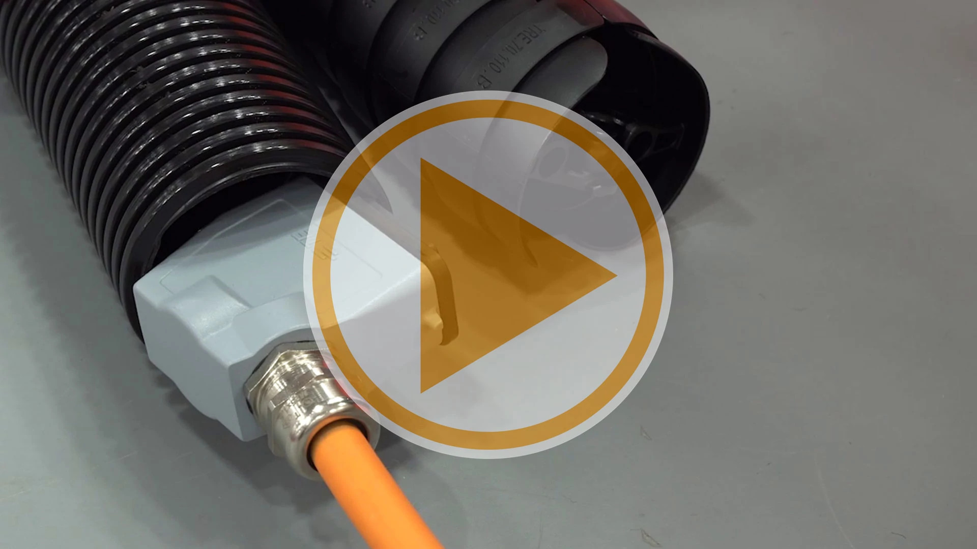 triflex® R 多轴拖链与波纹管的比较 - 易格斯官网