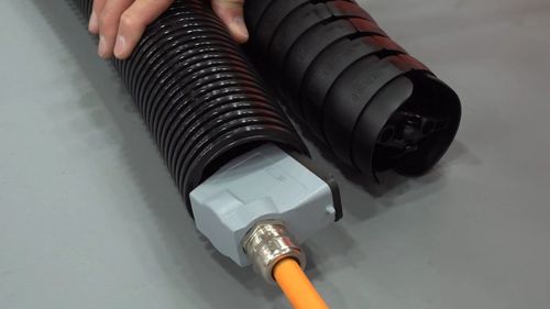 triflex® R 多轴拖链与波纹管的比较 - 易格斯官网